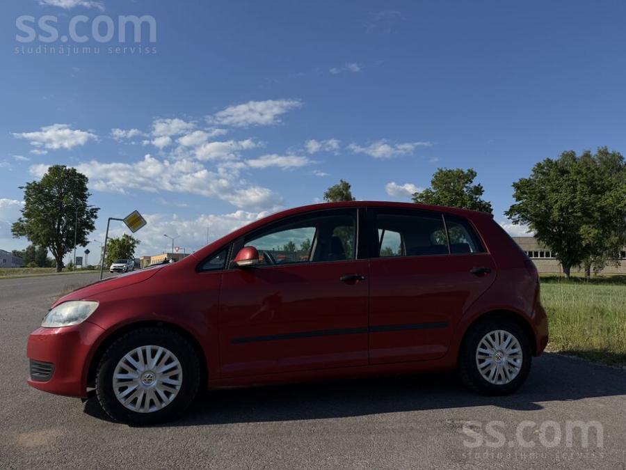 Red Volkswagen Golf Plus 2010 in Riga, with an engine capacity of 1.60 L and mileage of 249 thousand km for 3150 €, photo 3 on AUTOMOTO.COM.LV