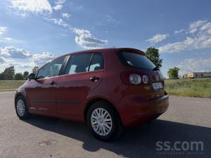 Red Volkswagen Golf Plus 2010 in Riga, with an engine capacity of 1.60 L and mileage of 249 thousand km for 3150 €, photo 4 on AUTOMOTO.COM.LV