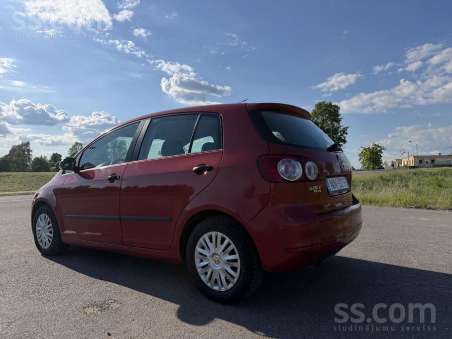 Red Volkswagen Golf Plus 2010 in Riga, with an engine capacity of 1.60 L and mileage of 249 thousand km for 3150 €, photo 4 on AUTOMOTO.COM.LV