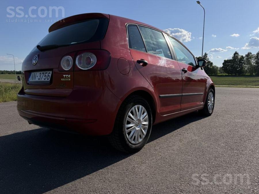 Red Volkswagen Golf Plus 2010 in Riga, with an engine capacity of 1.60 L and mileage of 249 thousand km for 3150 €, photo 5 on AUTOMOTO.COM.LV