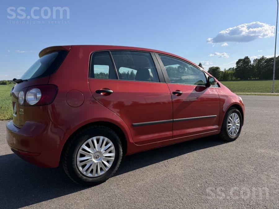 Red Volkswagen Golf Plus 2010 in Riga, with an engine capacity of 1.60 L and mileage of 249 thousand km for 3150 €, photo 6 on AUTOMOTO.COM.LV
