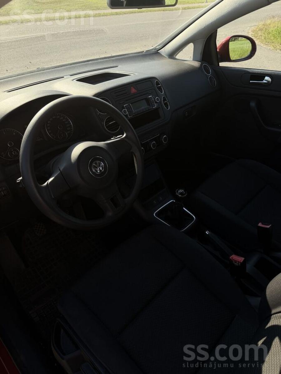 Red Volkswagen Golf Plus 2010 in Riga, with an engine capacity of 1.60 L and mileage of 249 thousand km for 3150 €, photo 8 on AUTOMOTO.COM.LV