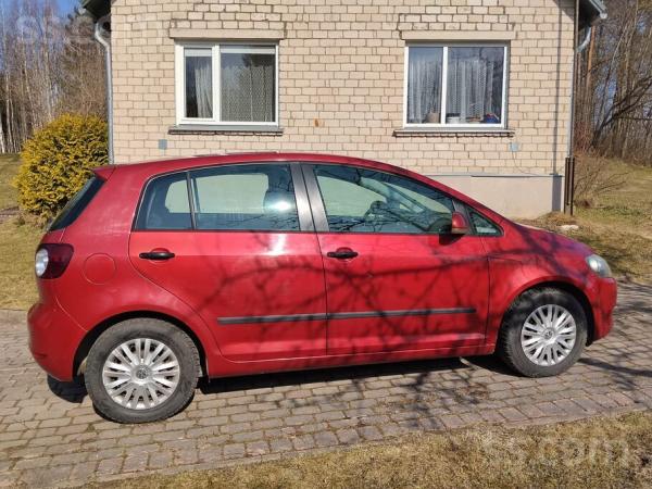 Red Volkswagen Golf Plus 2010 in Aluksne, with an engine capacity of 1.60 L and mileage of 248 thousand km for 3350 €, photo 4 on AUTOMOTO.COM.LV