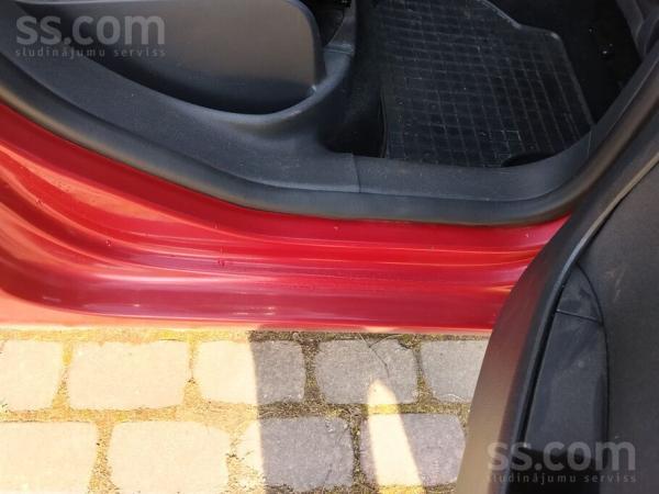 Red Volkswagen Golf Plus 2010 in Aluksne, with an engine capacity of 1.60 L and mileage of 248 thousand km for 3350 €, photo 5 on AUTOMOTO.COM.LV
