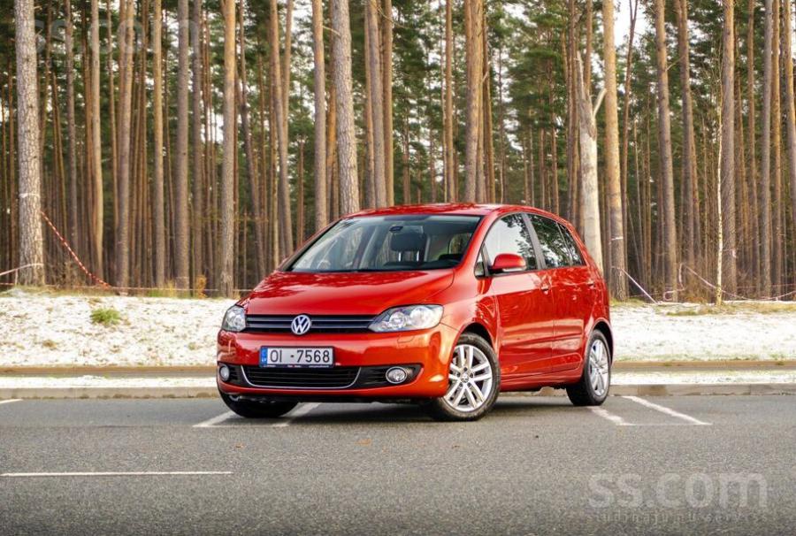 Red Volkswagen Golf Plus 2012 in Riga, with an engine capacity of 1.20 L and mileage of 304 thousand km for 4990 €, photo 1 on AUTOMOTO.COM.LV