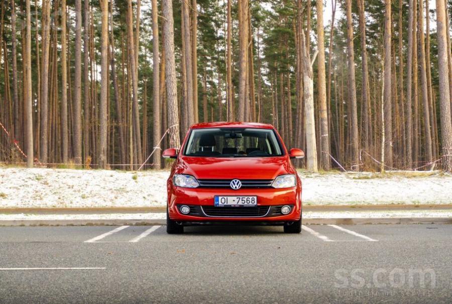 Red Volkswagen Golf Plus 2012 in Riga, with an engine capacity of 1.20 L and mileage of 304 thousand km for 4990 €, photo 4 on AUTOMOTO.COM.LV