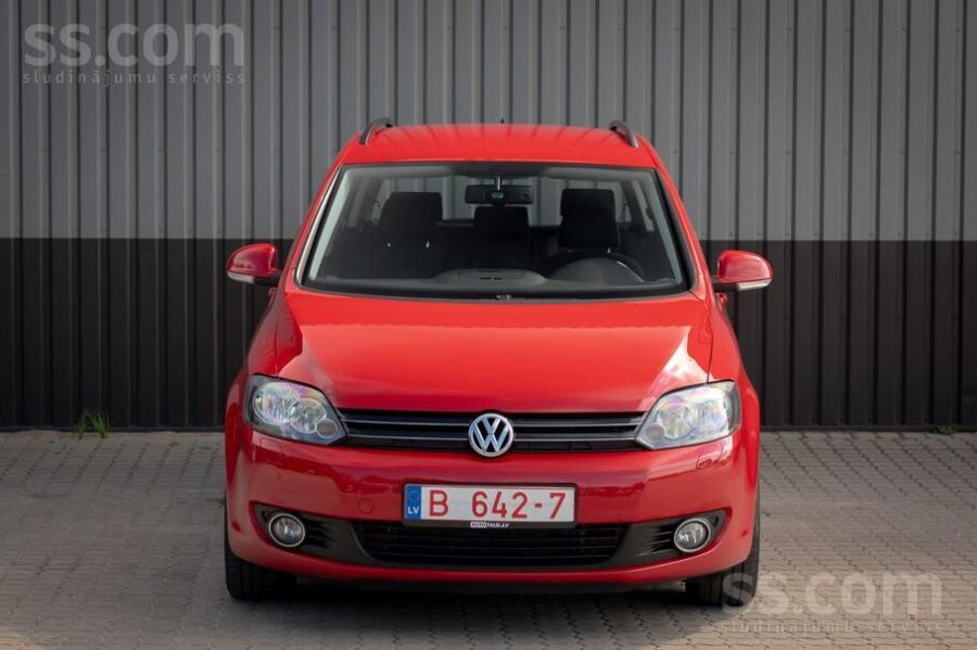 Red Volkswagen Golf Plus 2013 in Talsi, with an engine capacity of 1.60 L and mileage of 210 thousand km for 5850 €, photo 3 on AUTOMOTO.COM.LV