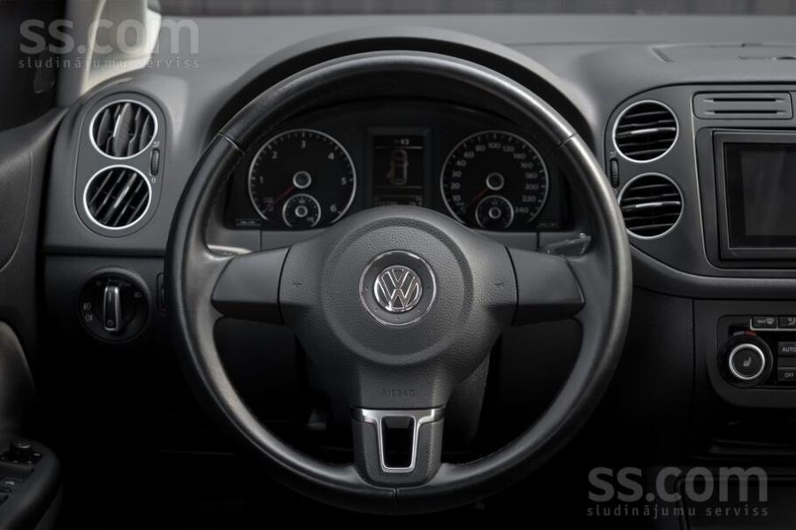 Red Volkswagen Golf Plus 2013 in Talsi, with an engine capacity of 1.60 L and mileage of 210 thousand km for 5850 €, photo 17 on AUTOMOTO.COM.LV