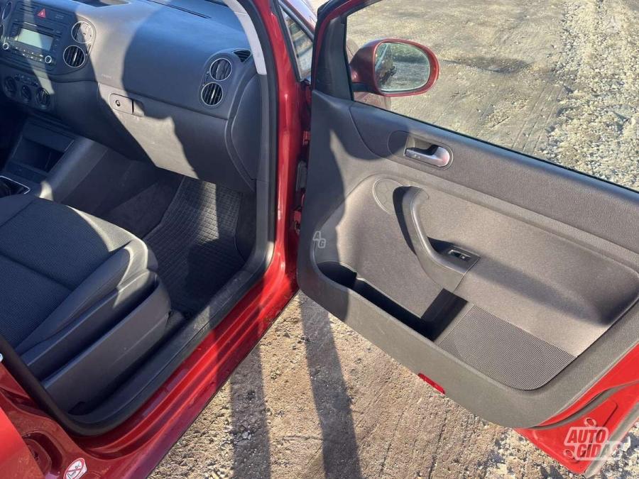 Sarkans Volkswagen Golf Plus 2005 Kauņa, ar dzinēja tilpumu 1.60 L un nobraukumu 237 tūkst. km par 1650 €, foto 12 vietnē AUTOMOTO.COM.LV