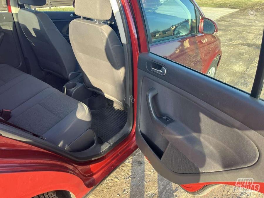 Sarkans Volkswagen Golf Plus 2005 Kauņa, ar dzinēja tilpumu 1.60 L un nobraukumu 237 tūkst. km par 1650 €, foto 16 vietnē AUTOMOTO.COM.LV
