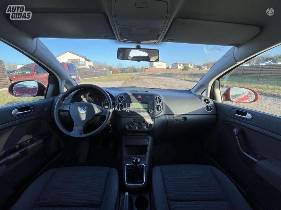 Sarkans Volkswagen Golf Plus 2005 Kauņa, ar dzinēja tilpumu 1.60 L un nobraukumu 237 tūkst. km par 1650 €, foto 18 vietnē AUTOMOTO.COM.LV