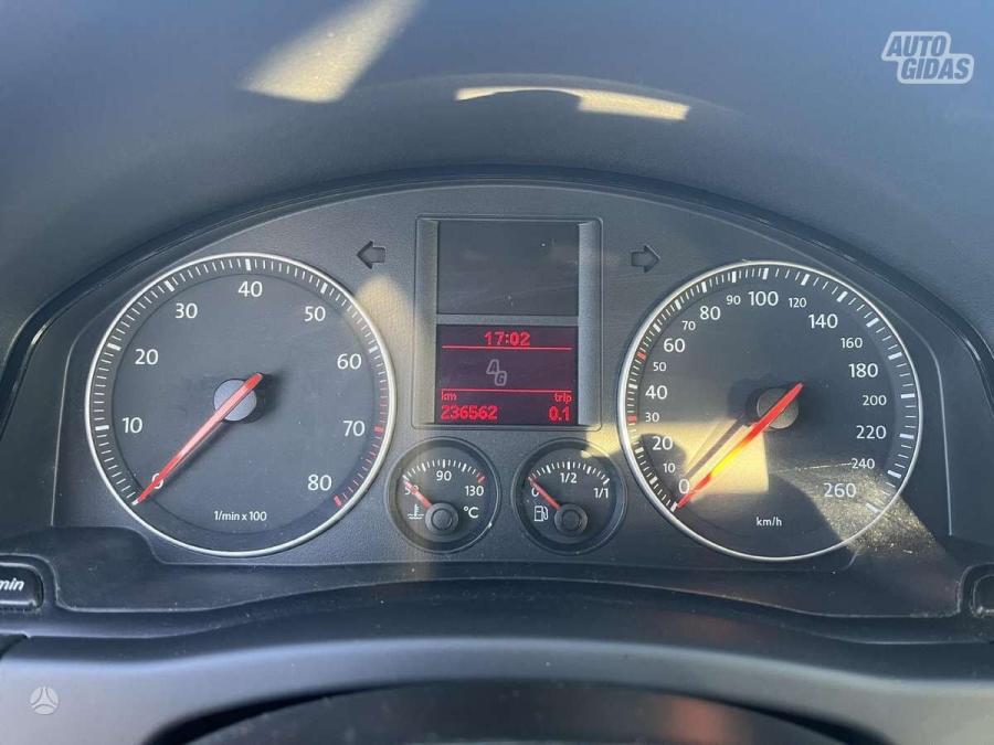 Sarkans Volkswagen Golf Plus 2005 Kauņa, ar dzinēja tilpumu 1.60 L un nobraukumu 237 tūkst. km par 1650 €, foto 23 vietnē AUTOMOTO.COM.LV