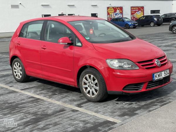 Red Volkswagen Golf Plus 2006 in Kaunas, with an engine capacity of 1.60 L and mileage of 115 thousand km for 1800 €, photo 3 on AUTOMOTO.COM.LV