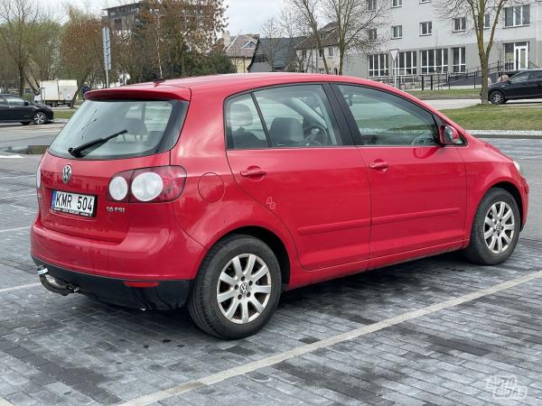 Red Volkswagen Golf Plus 2006 in Kaunas, with an engine capacity of 1.60 L and mileage of 115 thousand km for 1800 €, photo 5 on AUTOMOTO.COM.LV