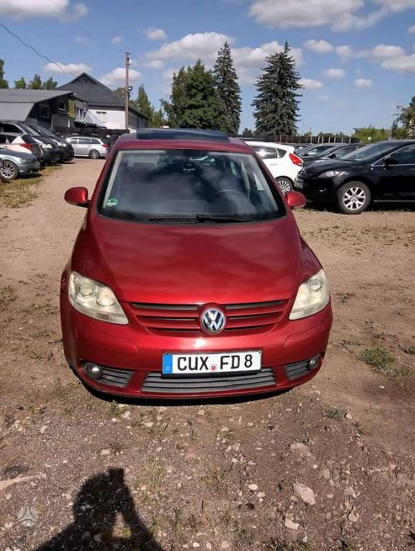 Red Volkswagen Golf Plus 2006 in Ukmerge, with an engine capacity of 2.00 L and mileage of 300 thousand km for 1999 €, photo 1 on AUTOMOTO.COM.LV