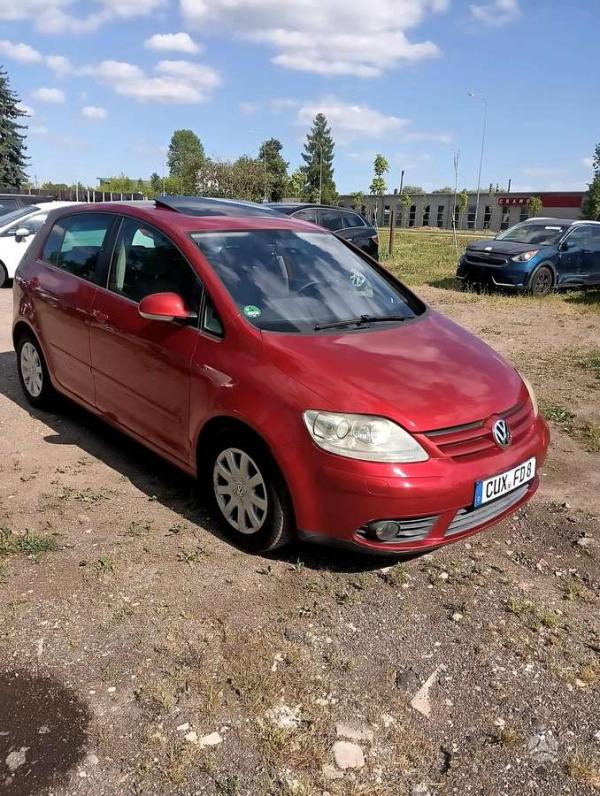 Red Volkswagen Golf Plus 2006 in Ukmerge, with an engine capacity of 2.00 L and mileage of 300 thousand km for 1999 €, photo 2 on AUTOMOTO.COM.LV