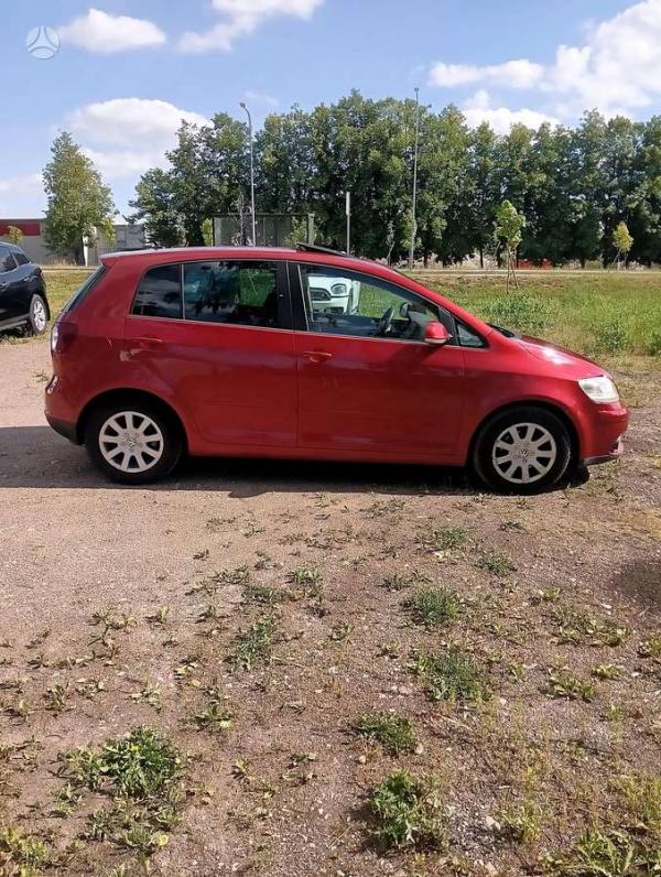 Red Volkswagen Golf Plus 2006 in Ukmerge, with an engine capacity of 2.00 L and mileage of 300 thousand km for 1999 €, photo 3 on AUTOMOTO.COM.LV