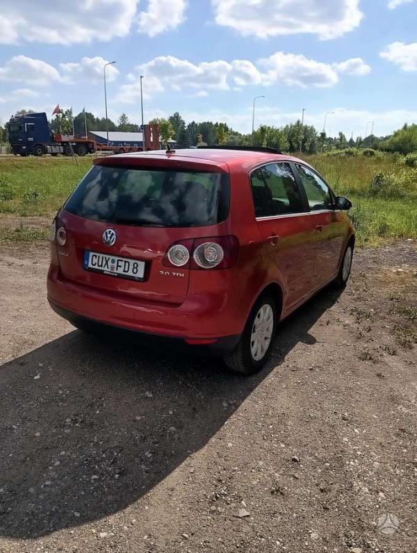 Red Volkswagen Golf Plus 2006 in Ukmerge, with an engine capacity of 2.00 L and mileage of 300 thousand km for 1999 €, photo 4 on AUTOMOTO.COM.LV