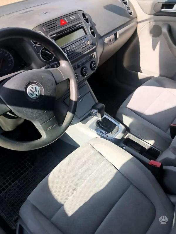 Red Volkswagen Golf Plus 2006 in Ukmerge, with an engine capacity of 2.00 L and mileage of 300 thousand km for 1999 €, photo 9 on AUTOMOTO.COM.LV