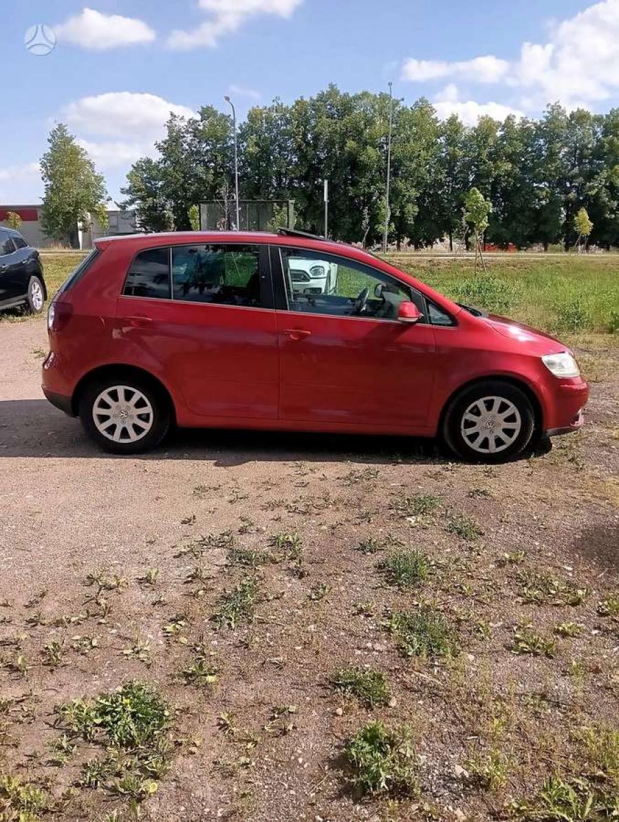 Red Volkswagen Golf Plus 2006 in Ukmerge, with an engine capacity of 2.00 L and mileage of 300 thousand km for 1999 €, photo 4 on AUTOMOTO.COM.LV