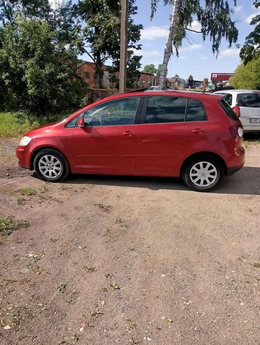 Red Volkswagen Golf Plus 2006 in Ukmerge, with an engine capacity of 2.00 L and mileage of 300 thousand km for 1999 €, photo 8 on AUTOMOTO.COM.LV