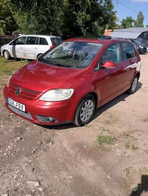 Red Volkswagen Golf Plus 2006 in Ukmerge, with an engine capacity of 2.00 L and mileage of 300 thousand km for 1999 €, photo 9 on AUTOMOTO.COM.LV