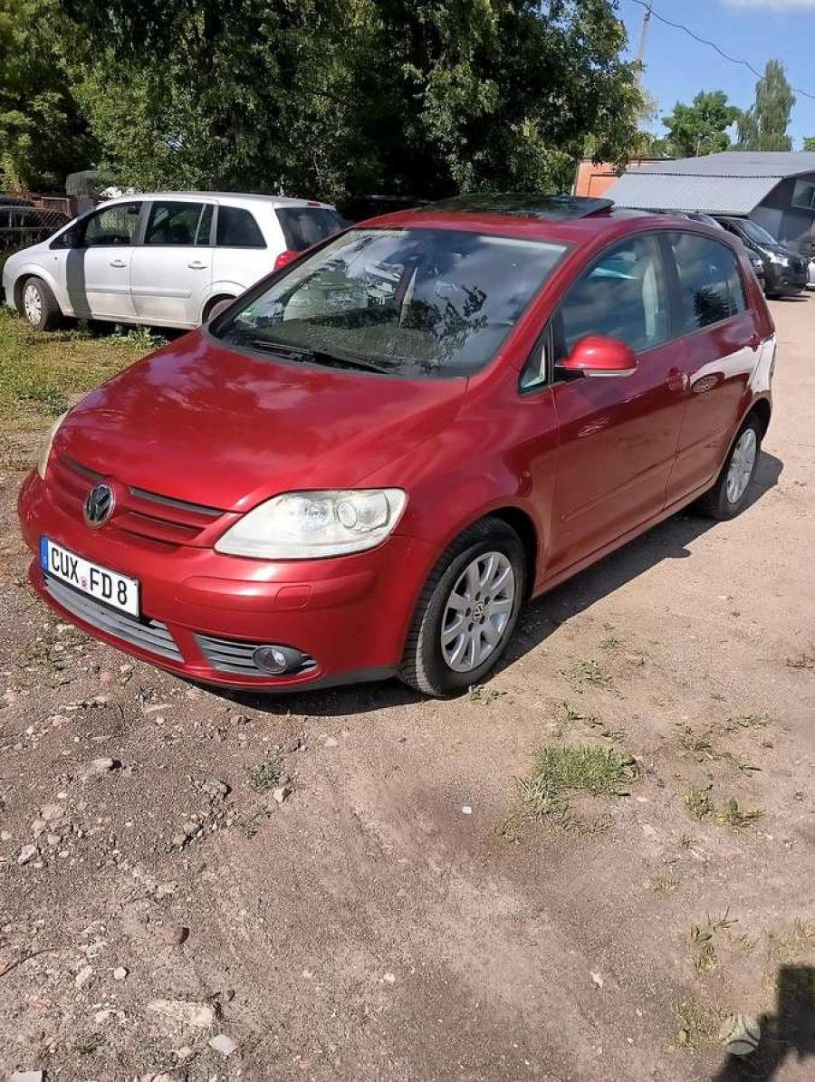 Red Volkswagen Golf Plus 2006 in Ukmerge, with an engine capacity of 2.00 L and mileage of 300 thousand km for 1999 €, photo 9 on AUTOMOTO.COM.LV