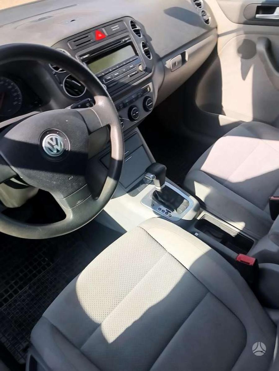 Red Volkswagen Golf Plus 2006 in Ukmerge, with an engine capacity of 2.00 L and mileage of 300 thousand km for 1999 €, photo 10 on AUTOMOTO.COM.LV