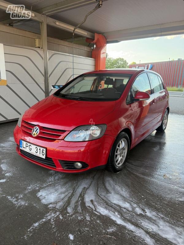 Volkswagen Golf Plus 2006 Viļņa vietnē Sarkans Volkswagen Golf Plus 2006 Viļņa, ar dzinēja tilpumu 1.90 L un nobraukumu 256 tūkst. km par 850 €, foto 1 vietnē AUTOMOTO.COM.LV