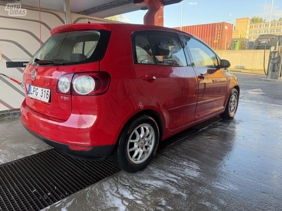 Red Volkswagen Golf Plus 2006 in Vilnius, with an engine capacity of 1.90 L and mileage of 256 thousand km for 850 €, photo 4 on AUTOMOTO.COM.LV