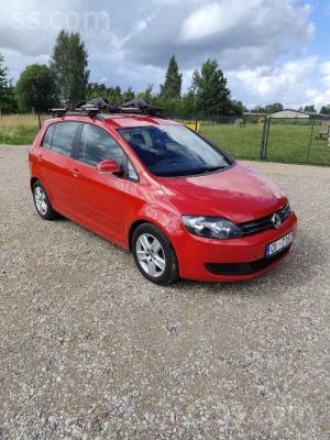 Red Volkswagen Golf Plus 2009 in Kuldiga, with an engine capacity of 1.40 L and mileage of 157 thousand km for 4450 €, photo 3 on AUTOMOTO.COM.LV