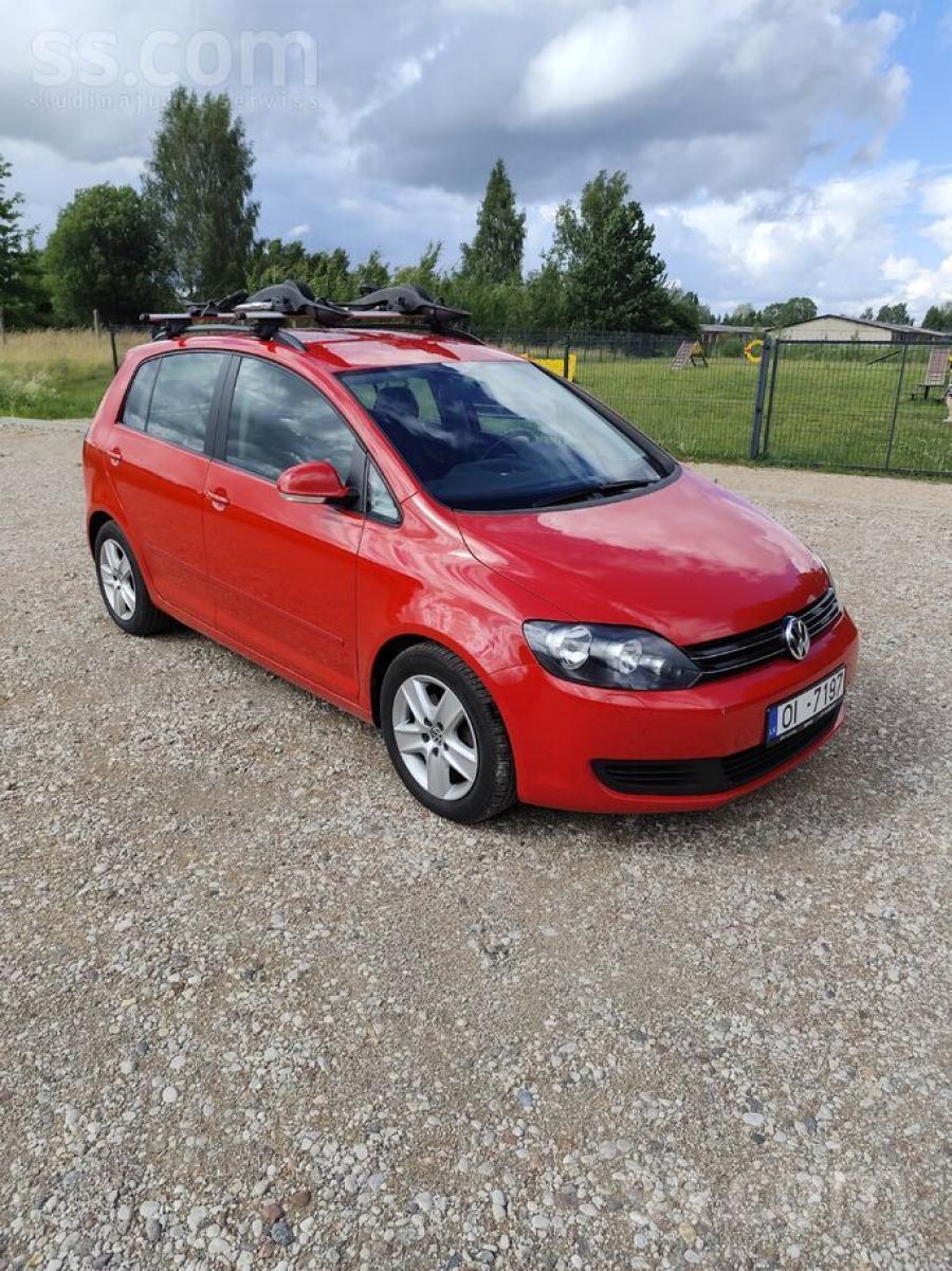 Red Volkswagen Golf Plus 2009 in Kuldiga, with an engine capacity of 1.40 L and mileage of 157 thousand km for 4450 €, photo 3 on AUTOMOTO.COM.LV