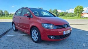 Red Volkswagen Golf Plus 2009 in Kaunas, with an engine capacity of 1.39 L and mileage of 190 thousand km for 2999 €, photo 3 on AUTOMOTO.COM.LV