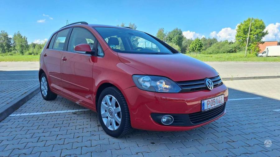 Red Volkswagen Golf Plus 2009 in Kaunas, with an engine capacity of 1.39 L and mileage of 190 thousand km for 2999 €, photo 3 on AUTOMOTO.COM.LV