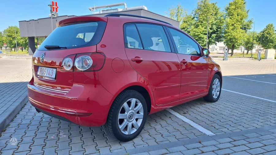 Red Volkswagen Golf Plus 2009 in Kaunas, with an engine capacity of 1.39 L and mileage of 190 thousand km for 2999 €, photo 4 on AUTOMOTO.COM.LV