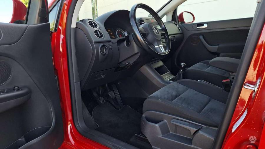 Red Volkswagen Golf Plus 2009 in Kaunas, with an engine capacity of 1.39 L and mileage of 190 thousand km for 2999 €, photo 6 on AUTOMOTO.COM.LV