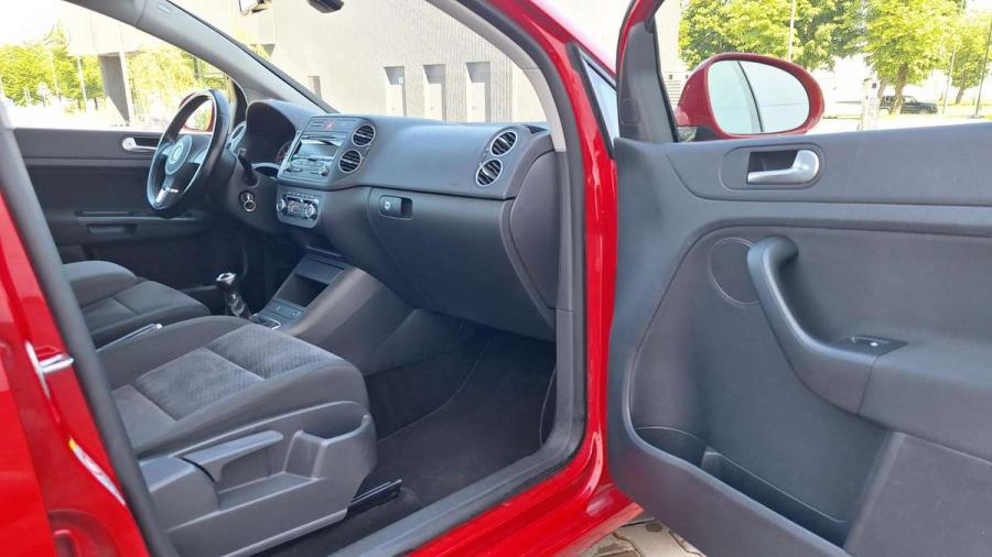 Red Volkswagen Golf Plus 2009 in Kaunas, with an engine capacity of 1.39 L and mileage of 190 thousand km for 2999 €, photo 8 on AUTOMOTO.COM.LV