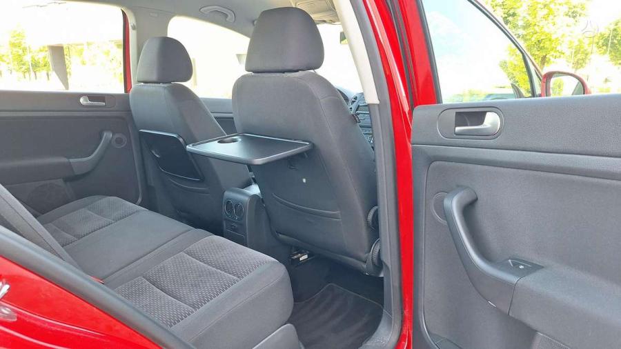 Red Volkswagen Golf Plus 2009 in Kaunas, with an engine capacity of 1.39 L and mileage of 190 thousand km for 2999 €, photo 9 on AUTOMOTO.COM.LV