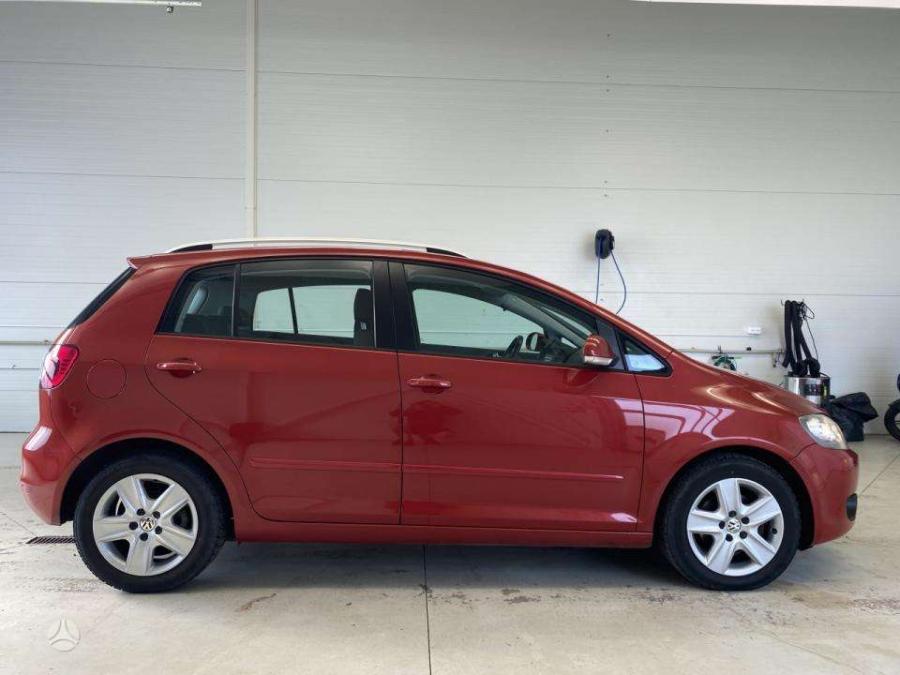 Red Volkswagen Golf Plus 2010 in Radviliskis, with an engine capacity of 1.60 L and mileage of 308 thousand km for 3950 €, photo 9 on AUTOMOTO.COM.LV