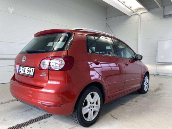 Red Volkswagen Golf Plus 2010 in Radviliskis, with an engine capacity of 1.60 L and mileage of 308 thousand km for 3950 €, photo 3 on AUTOMOTO.COM.LV