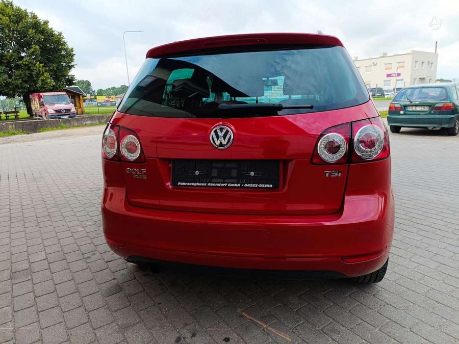Red Volkswagen Golf Plus 2011 in Kretinga, with an engine capacity of 1.20 L and mileage of 208 thousand km for 5600 €, photo 5 on AUTOMOTO.COM.LV