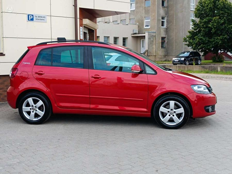 Red Volkswagen Golf Plus 2011 in Kretinga, with an engine capacity of 1.20 L and mileage of 208 thousand km for 5600 €, photo 6 on AUTOMOTO.COM.LV