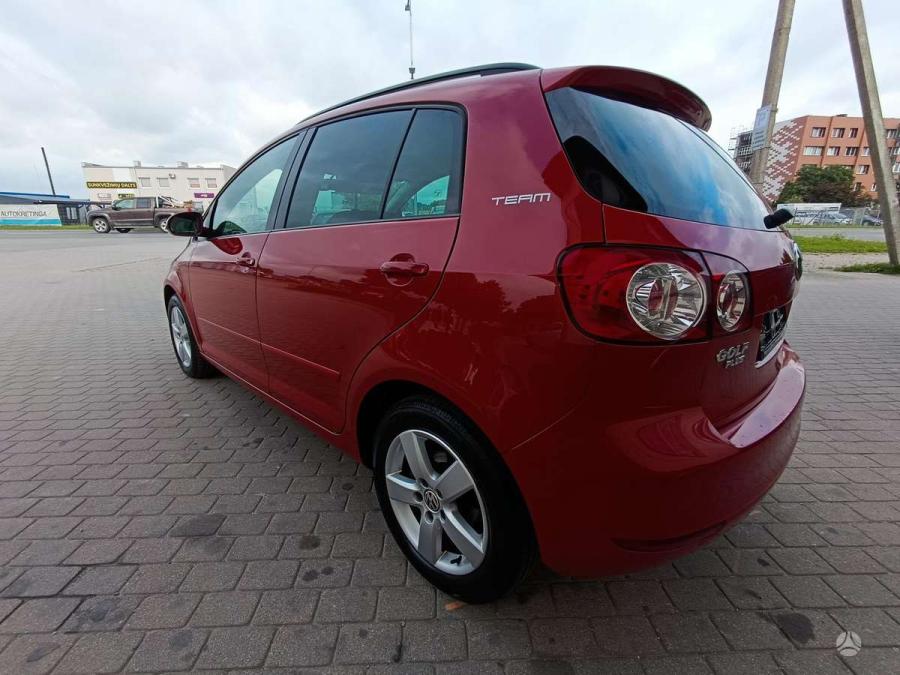 Red Volkswagen Golf Plus 2011 in Kretinga, with an engine capacity of 1.20 L and mileage of 208 thousand km for 5600 €, photo 8 on AUTOMOTO.COM.LV