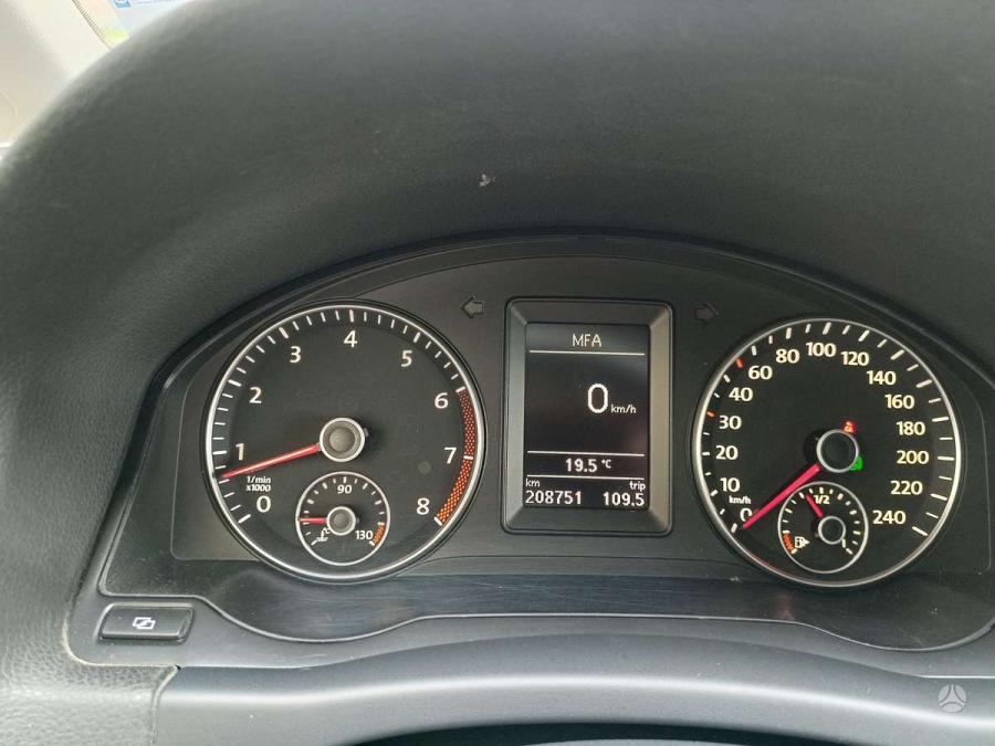 Red Volkswagen Golf Plus 2011 in Kretinga, with an engine capacity of 1.20 L and mileage of 208 thousand km for 5600 €, photo 15 on AUTOMOTO.COM.LV