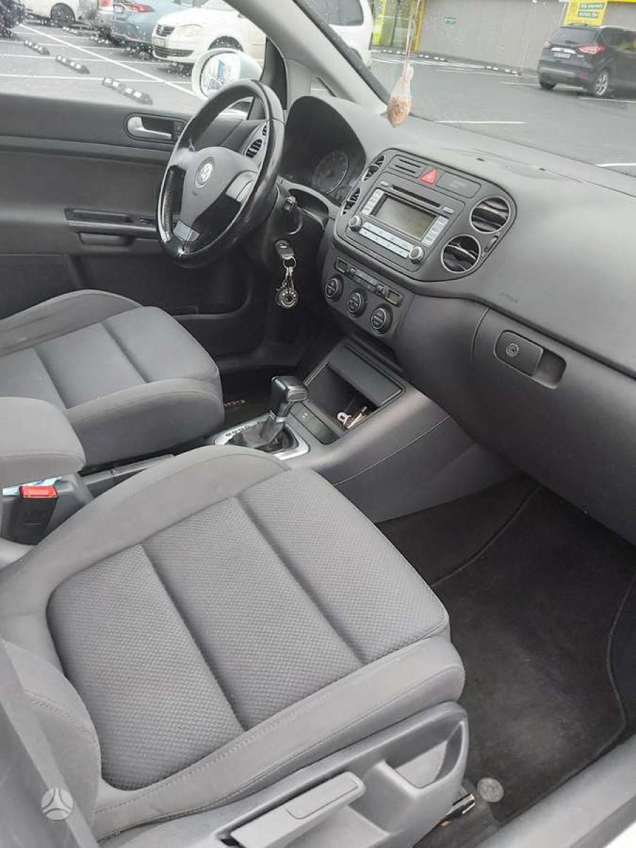 White Volkswagen Golf Plus 2008 in Kaunas, with an engine capacity of 1.40 L and mileage of 325 thousand km for 1900 €, photo 3 on AUTOMOTO.COM.LV