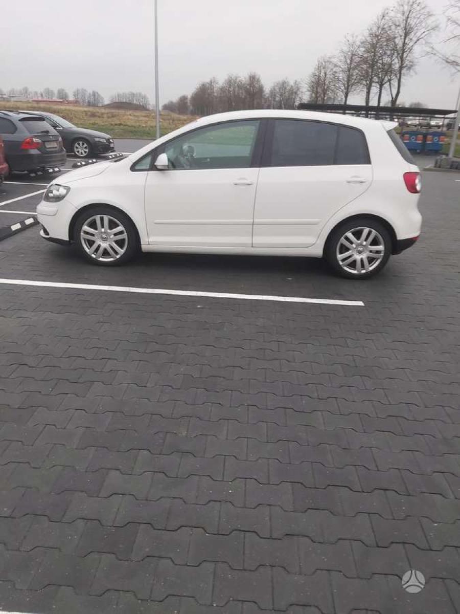 White Volkswagen Golf Plus 2008 in Kaunas, with an engine capacity of 1.40 L and mileage of 325 thousand km for 1900 €, photo 5 on AUTOMOTO.COM.LV