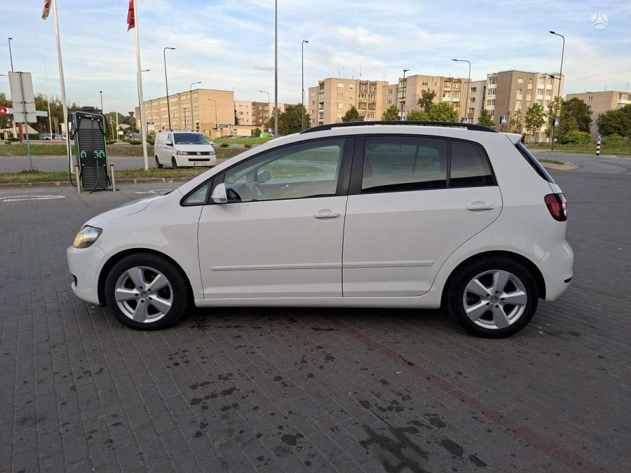 White Volkswagen Golf Plus 2009 in Ukmerge, with an engine capacity of 1.97 L and mileage of 309 thousand km for 2800 €, photo 3 on AUTOMOTO.COM.LV