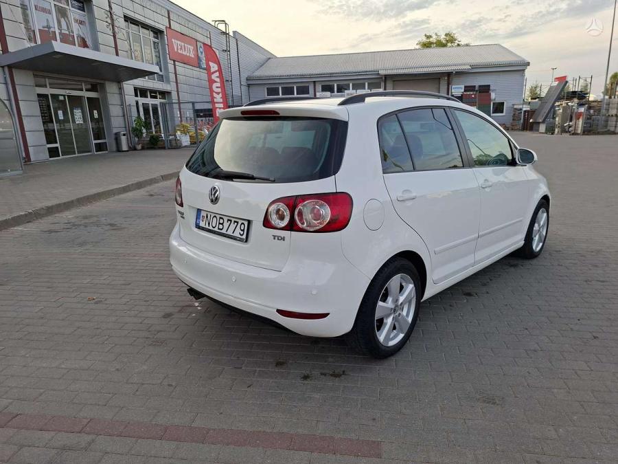 White Volkswagen Golf Plus 2009 in Ukmerge, with an engine capacity of 1.97 L and mileage of 309 thousand km for 2800 €, photo 5 on AUTOMOTO.COM.LV