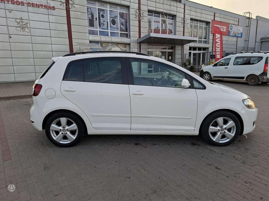 White Volkswagen Golf Plus 2009 in Ukmerge, with an engine capacity of 1.97 L and mileage of 309 thousand km for 2800 €, photo 6 on AUTOMOTO.COM.LV