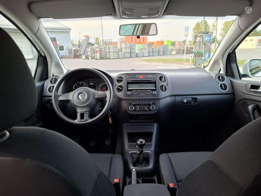 White Volkswagen Golf Plus 2009 in Ukmerge, with an engine capacity of 1.97 L and mileage of 309 thousand km for 2800 €, photo 8 on AUTOMOTO.COM.LV